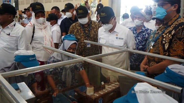 Momen Mendag Bertemu Petani Tembakau dan Tinjau Pabrik Rokok di Kudus