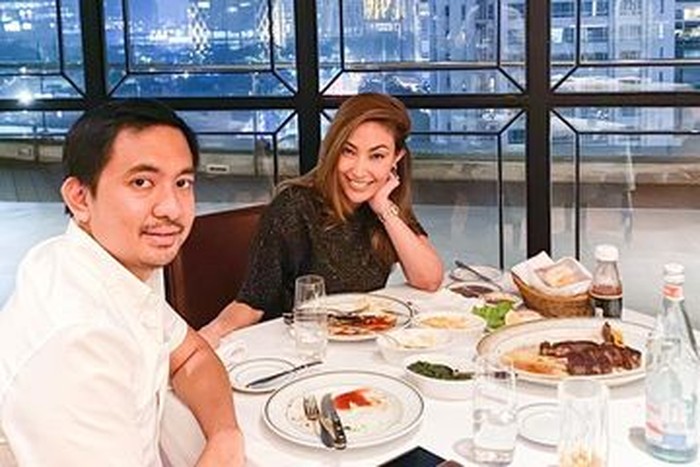 Momen Romantis Ayu Dewi dan Regi Datau saat Makan Dessert Bersama
