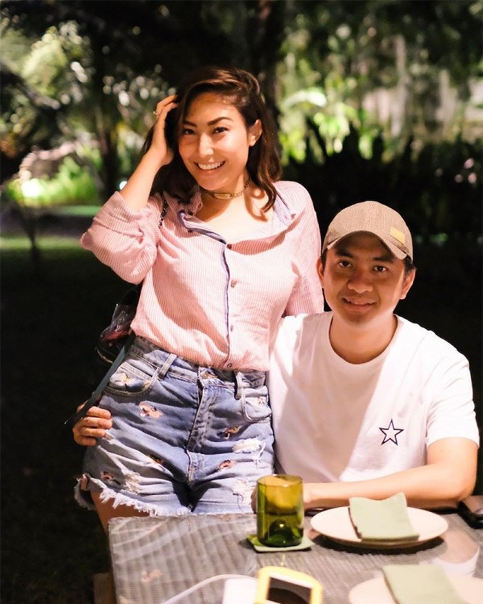 Momen Romantis Ayu Dewi dan Regi Datau saat Makan Dessert Bersama