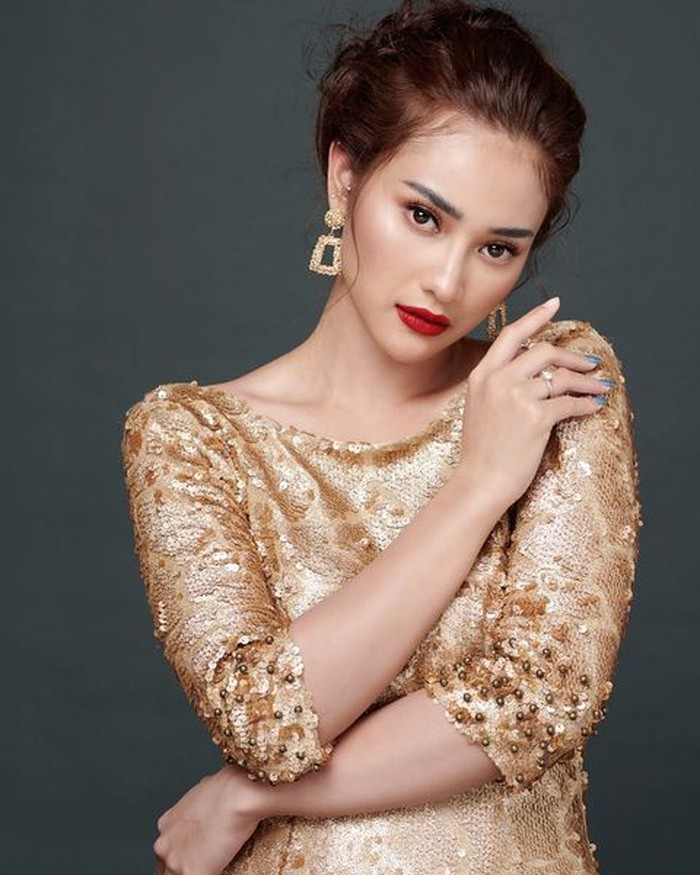 10 Pesona Kecantikan Devina Kirana 10 Pesona Kecantikan Devina Kirana