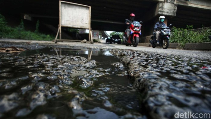 Parah! Jalan Rusak di Kalimalang Bekasi Tak Kunjung Dibenahi