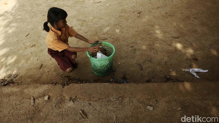 Melihat Semangat Siswa Ikuti Jumat Bersih di SDN Perbatasan