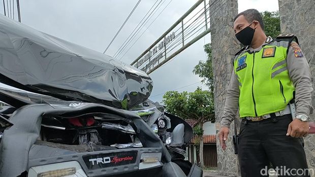 Kecelakaan Beruntun Di Kulon Progo Begini Penampakan Ringsek Kendaraannya