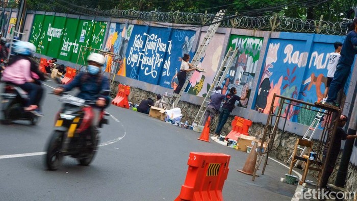 Keren! Mural Warna-warni Percantik Tembok Ragunan