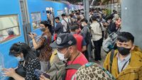 KRL Arah Nambo Alami Gangguan, Penumpang di Stasiun Cawang Numpuk