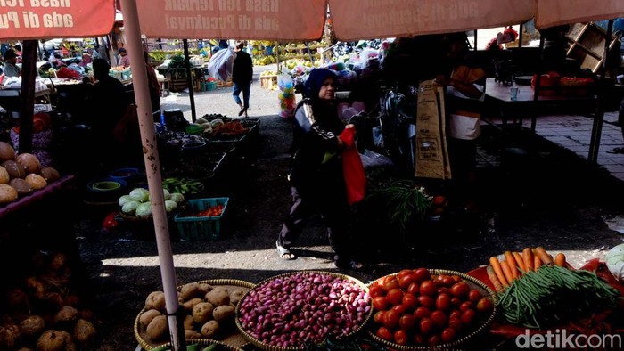 Melihat Aktivitas Pasar Saat Harga Pangan Jakarta Turun Hari Ini