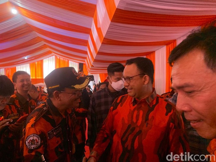 Gaya Anies Baswedan Berkemeja Loreng Pemuda Pancasila