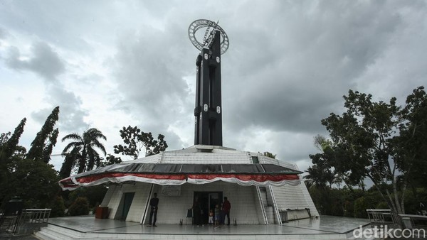 Melihat Lebih Dekat Tugu Khatulistiwa di Pontianak yang Membelah 'Dunia' Melihat Lebih Dekat Tugu Khatulistiwa di Pontianak yang Membelah 'Dunia'