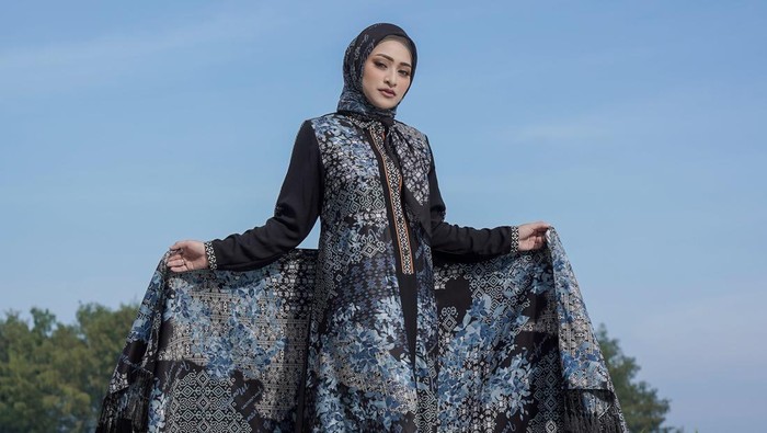 Gaya Nathalie Holscher-Frans Faisal Pakai Koleksi Mandha Hijab Igun