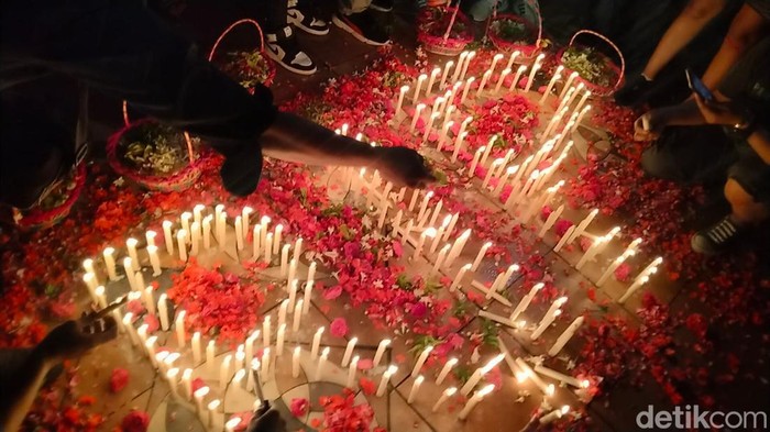 Malang Berduka, Lautan Lilin Menyala di Surabaya