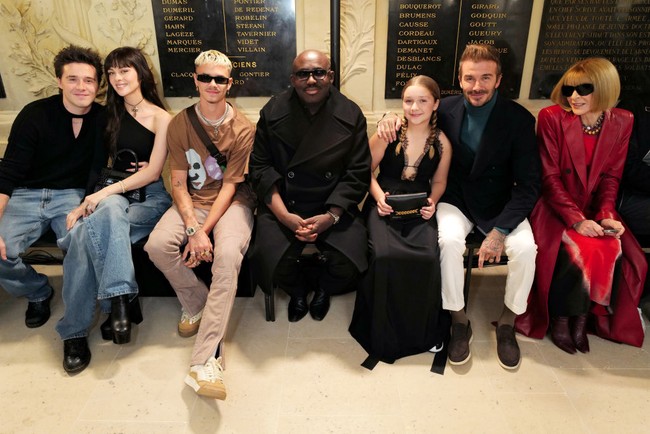 Foto Nicola Peltz Hadir di Fashion Show Victoria Beckham, Tidak Saling ... Foto Nicola Peltz Hadir di Fashion Show Victoria Beckham, Tidak Saling ...