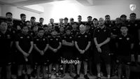 Foto Hitam Putih Keluarga PSM Simbol Duka untuk Korban Tragedi Kanjuruhan