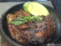 Menjajal Pedas dan Sedapnya Sambal Cobek Bakar di Lumajang