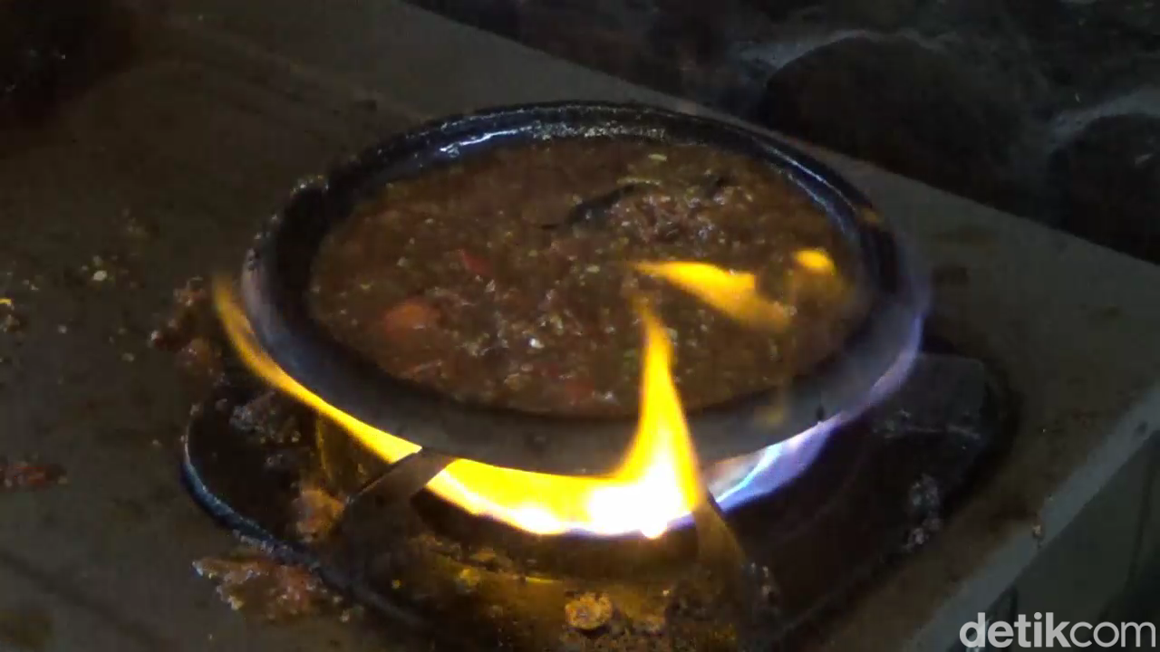 Pedes Poll! Sengatan Sambal Cobek Bakar Khas Lumajang Pedes Poll! Sengatan Sambal Cobek Bakar Khas Lumajang