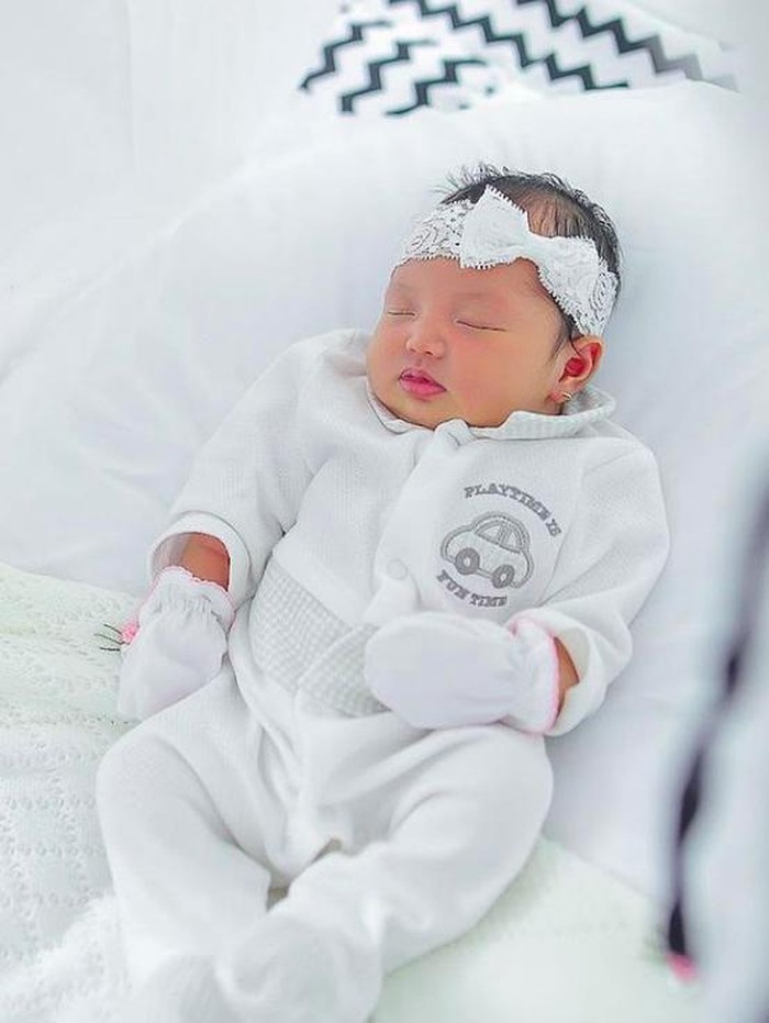 Zaskia Gotik Akhirnya Perlihatkan Wajah Anak Kedua Zaskia Gotik Akhirnya Perlihatkan Wajah Anak Kedua