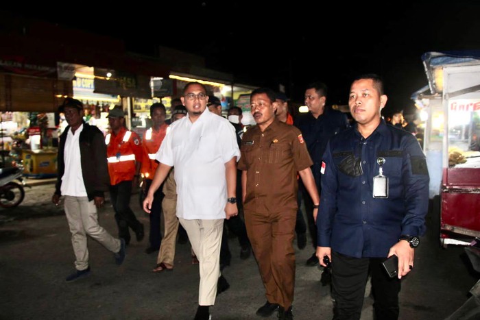 Andre Rosiade Bantu Urai Kemacetan di Pasar Padang Lua Andre Rosiade Bantu Urai Kemacetan di Pasar Padang Lua