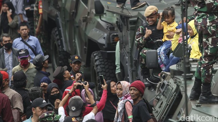 Antusias Warga Asik Foto-foto dengan Alutsista TNI