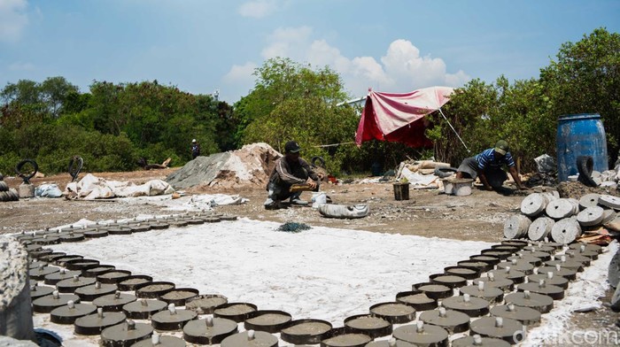 Intip Pembuatan Batu Rumpon Khas Kampung Bengek Muara Baru