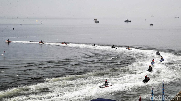 Keren! 8.887 Prajurit TNI Lakukan Aksi Mengapung di Laut