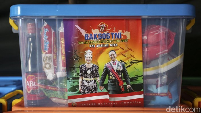 Peringati HUT ke-77, TNI Bagi-bagi Sembako di Bundaran HI