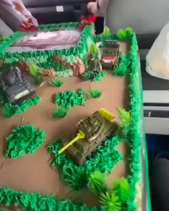 Kelakuan Tak Terpuji Polisi Penjilat Kue HUT TNI Kelakuan Tak Terpuji Polisi Penjilat Kue HUT TNI