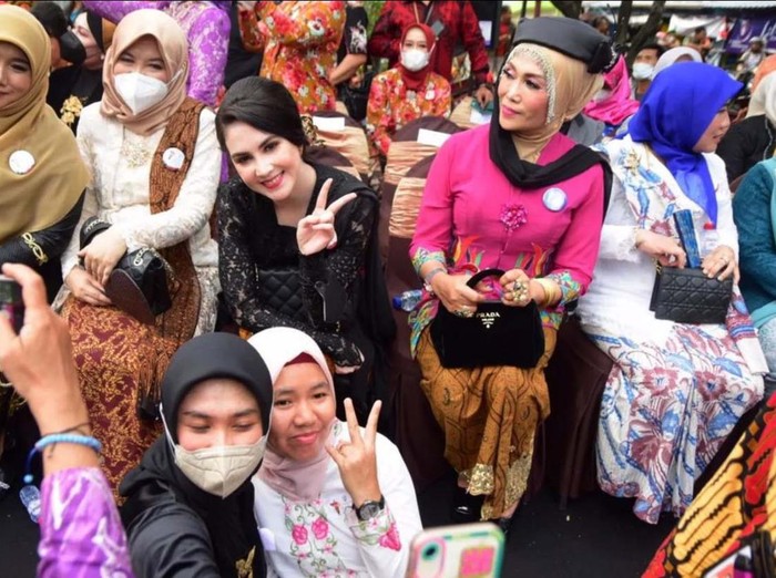 Kecantikan dan Keanggunan Arumi Bachsin Pakai Kebaya Hitam