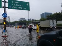 Awas! Ini Bahaya kalau Mobil Nekat Terobos Banjir