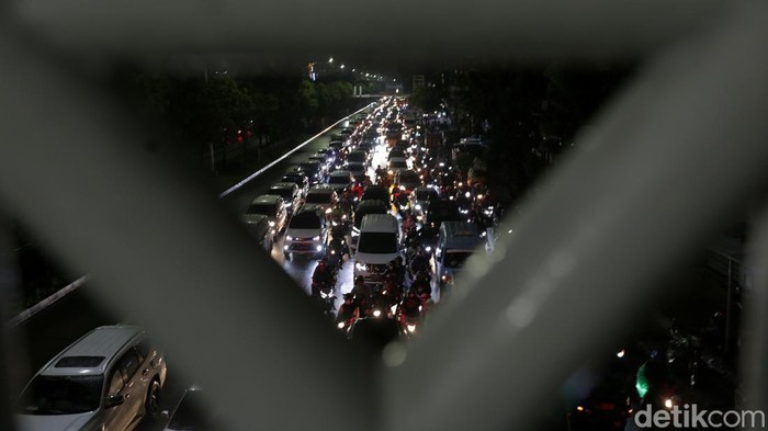 Jalan Matraman Macet hingga Mengular Panjang