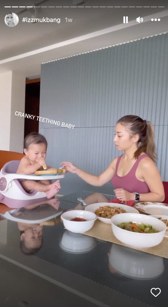 10 Potret Gemas Baby Izz, Anak Nikita Willy Saat Belajar Makan
