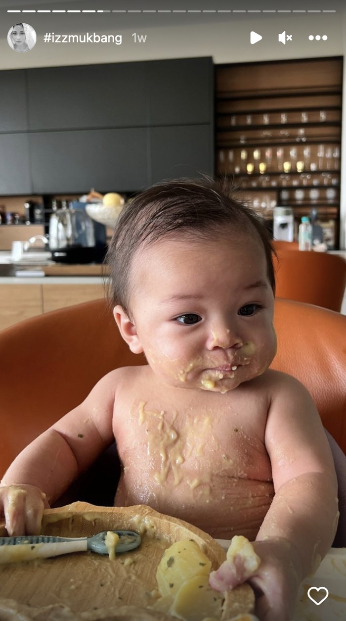 10 Potret Gemas Baby Izz, Anak Nikita Willy Saat Belajar Makan
