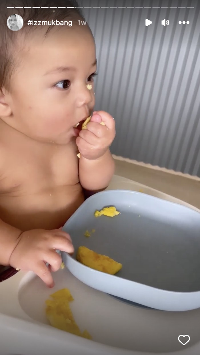 10 Potret Gemas Baby Izz, Anak Nikita Willy Saat Belajar Makan