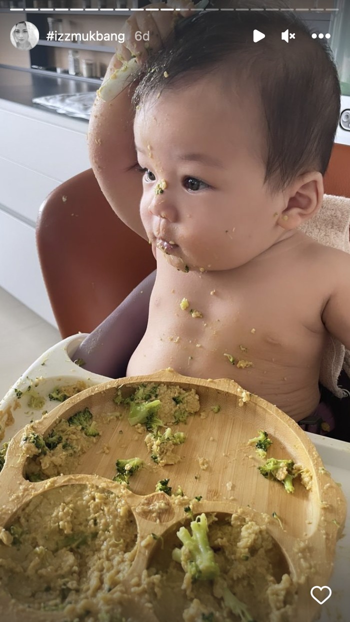 10 Potret Gemas Baby Izz, Anak Nikita Willy Saat Belajar Makan