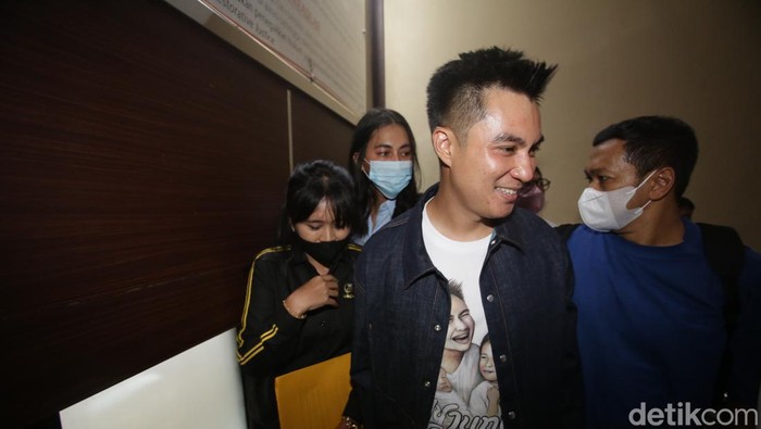 Penampakan Baim Wong Dan Paula Verhoeven Datangi Polres Soal Prank Kdrt
