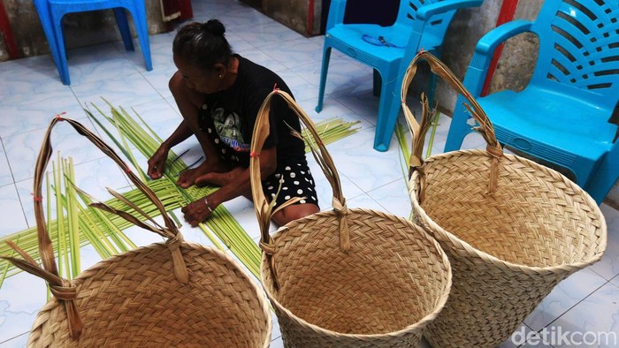 Melihat Pembuatan Boti Khas Pulau Selaru