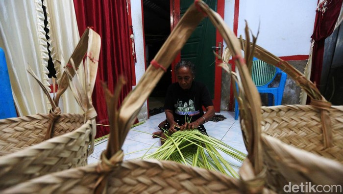 Melihat Pembuatan Boti Khas Pulau Selaru