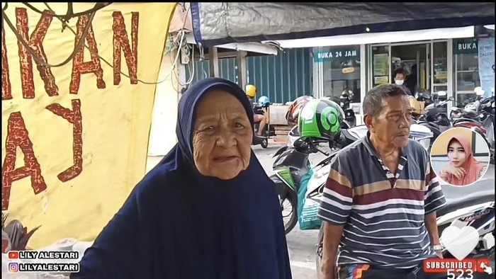 Meski Sudah Renta, Kakek Nenek 78 Tahun Ini Masih Semangat Jualan Batagor Meski Sudah Renta, Kakek Nenek 78 Tahun Ini Masih Semangat Jualan Batagor