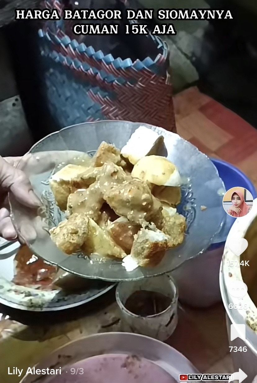 Meski Sudah Renta, Kakek Nenek 78 Tahun Ini Masih Semangat Jualan Batagor Meski Sudah Renta, Kakek Nenek 78 Tahun Ini Masih Semangat Jualan Batagor