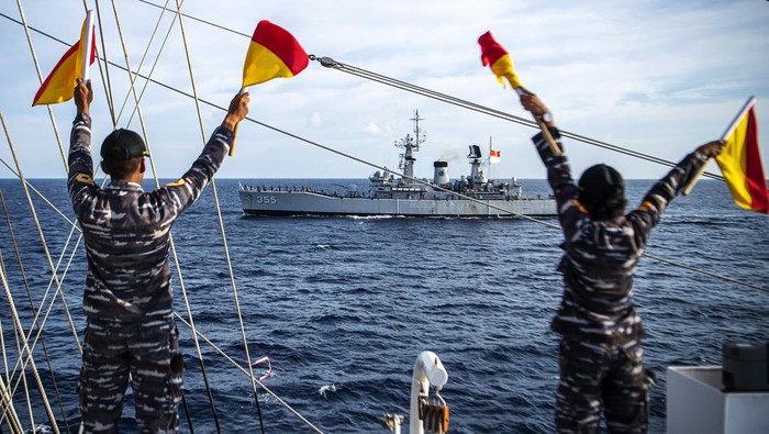 Dua Kapal Perang Indonesia Latihan di Laut Flores