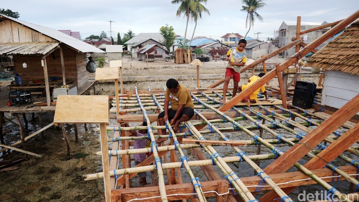 Melihat Pembuatan Bagan Apung di Pulau Selaru