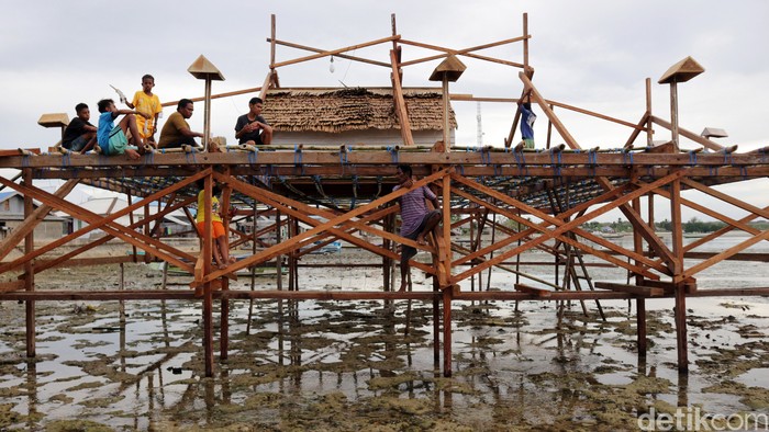Melihat Pembuatan Bagan Apung di Pulau Selaru