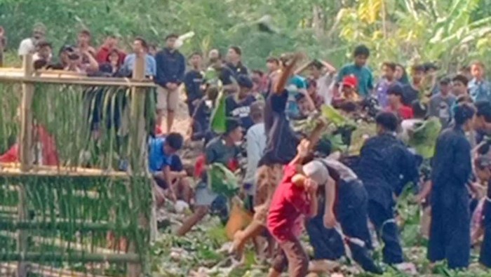 Ratusan Warga Ngawi Gelar Ritual Perang Nasi untuk Tolak Balak Ratusan Warga Ngawi Gelar Ritual Perang Nasi untuk Tolak Balak