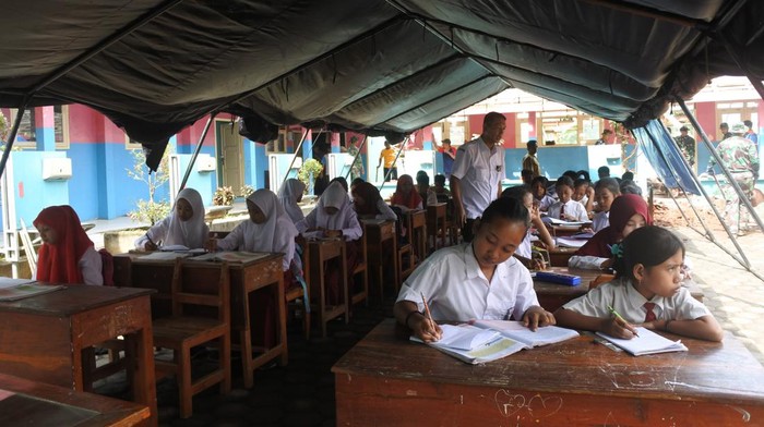 Atap SDN Gelang 7 Ambruk, Siswa Belajar di Tenda Darurat