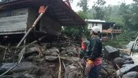 Hujan Seharian, 5 Rumah Warga di Enrekang Tertimpa Longsor Tebing 20 Meter