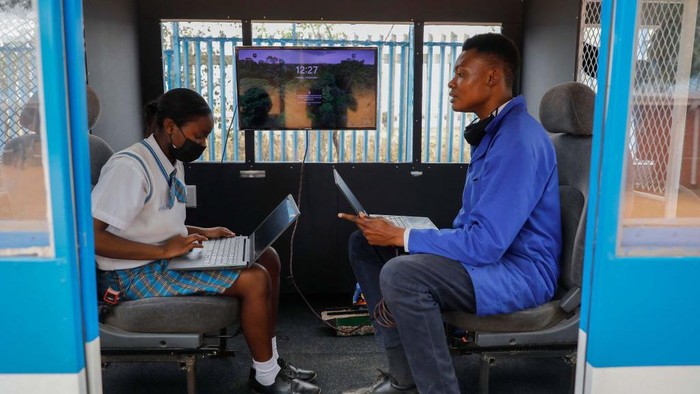 Gokil... Siswa di Afrika Selatan Bikin Kereta Tenaga Surya