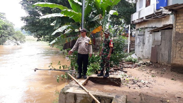 Warga Pengadegan di Bantaran Kali Ciliwung Diimbau Waspada Banjir Susulan Warga Pengadegan di Bantaran Kali Ciliwung Diimbau Waspada Banjir Susulan
