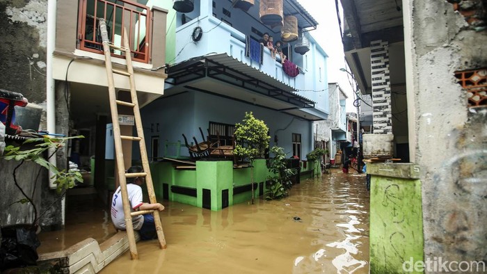 Potret Warga Bertahan di Tengah Banjir Kebon Pala