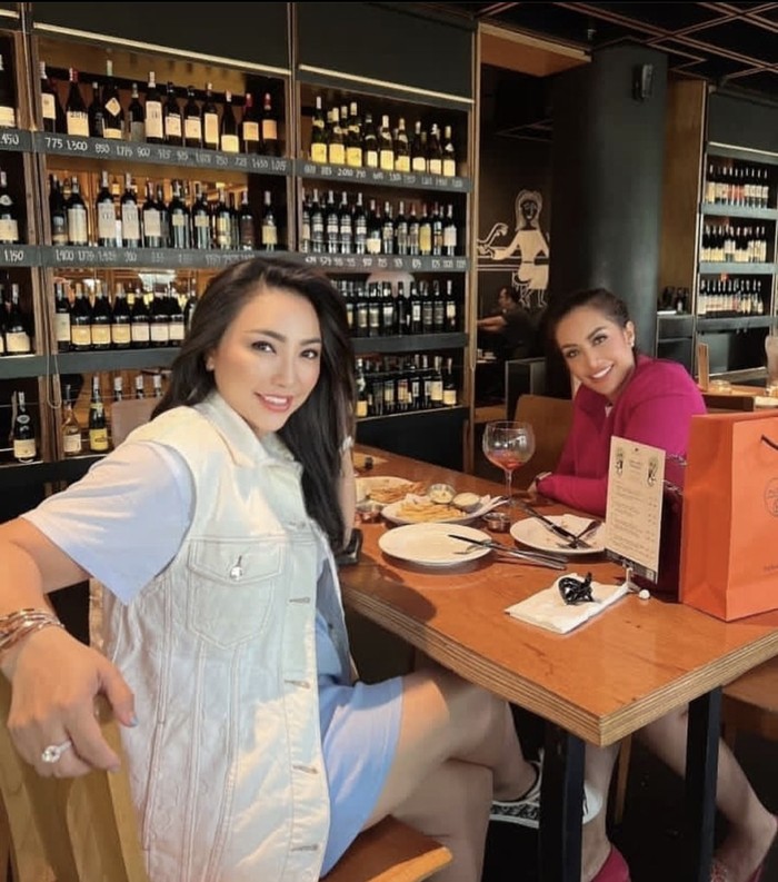Pose Keren Shinta Bachir Saat Nongkrong di Kafe dan Masak