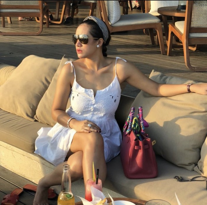 Pose Keren Shinta Bachir Saat Nongkrong di Kafe dan Masak