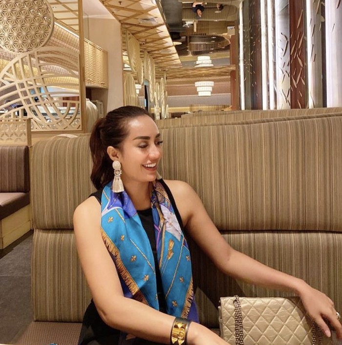 Pose Keren Shinta Bachir Saat Nongkrong di Kafe dan Masak