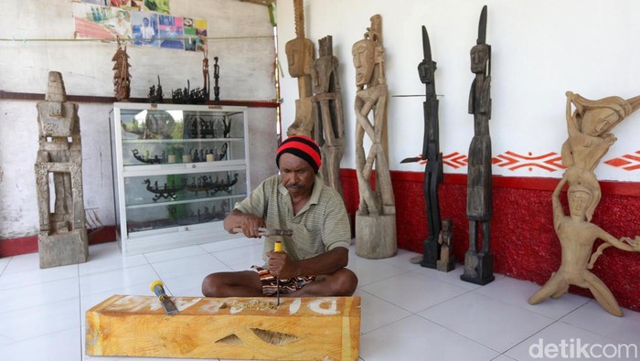 Menyelami Makna Kehidupan Lewat Seni Patung Desa Tumbur